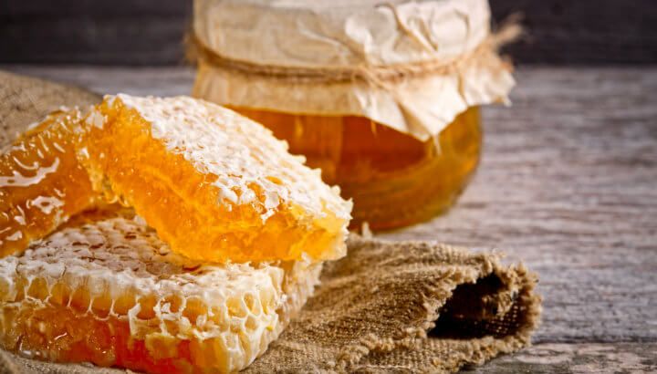 Honey is a miracle food - The Alternative Daily